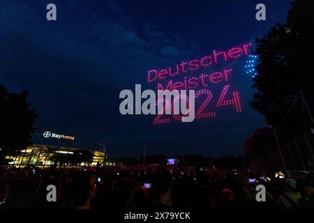 Aufschrift DEUTSCHER MEISTER 2024 - Drohnenshow über dem Stadion BayArena à Leverkusen ...
