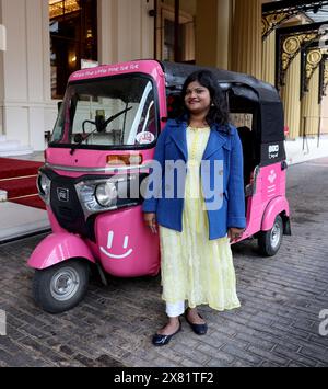 Arti, lauréate du prix Amal Clooney Women's Empowerment Award avec son ...