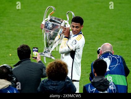 Jude Bellingham du Real Madrid célèbre avec le trophée après avoir remporté la finale de l'UEFA ...