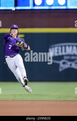 1er juin 2024 : Wildcats Infielder Brady Day #7 tombe sur une balle au ...