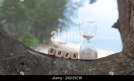 Un sablier avec un cube de dés et un texte 2025 comme symbolique que l ...