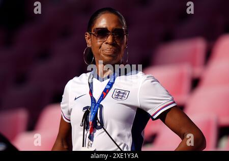 Denise Bellingham dans les tribunes avant le match du groupe C de l ...