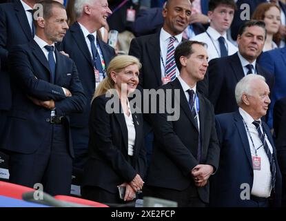 Debbie Hewitt, présidente de la FA, dans les tribunes lors du match du ...
