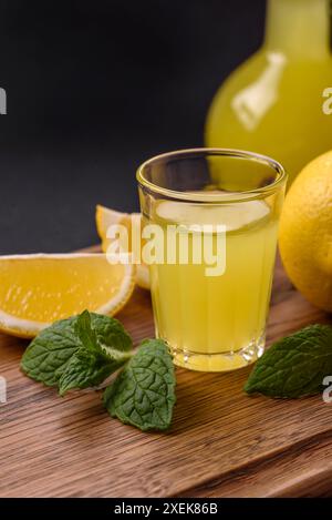 Limoncello dans un verre. Une liqueur de citron italienne douce, une ...
