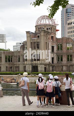 Genbaku (Dôme de la bombe atomique) avec les étudiants en premier plan ...