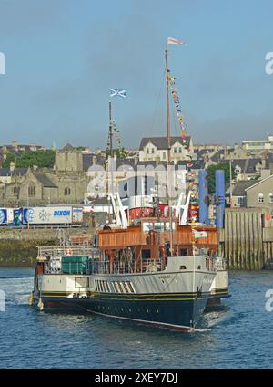 Bateau à aubes WAVERLEY arrivant dans le port intérieur à Holyhead avec ...