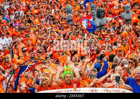 Tausende fröhliche Oranje fans ziehen durch den Olympiapark zur Fan ...