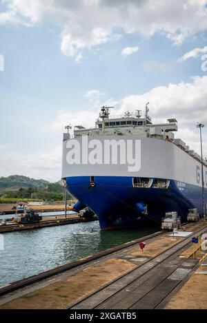 Navire en passant par le Canal de Panama avec l'aide d'un remorqueur ...