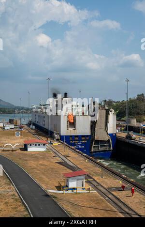 Cargo entrant dans le canal de Panama à Miraflores Locks, Panama ...