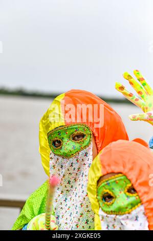Un Monocuco traditionnel du Carnaval de Barranquilla se tient fièrement ...