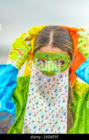 Un Monocuco traditionnel du Carnaval de Barranquilla se tient fièrement ...
