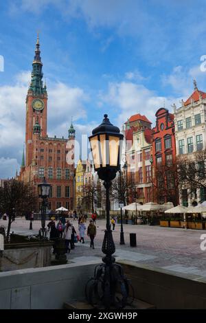 2023-03-14 belle architecture de la vieille ville de Gdansk avec hôtel ...