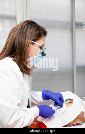 Procédé d'exérèse d'une lésion cutanée. Dermatologue réalisant une ...