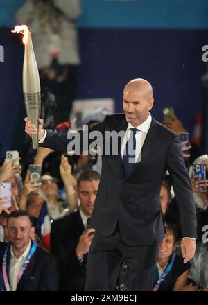 Zinedine Zidane avec la flamme olympique lors de la cérémonie d ...