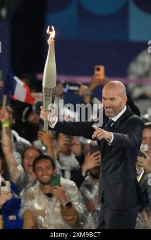 Zinedine Zidane avec la flamme olympique lors de la cérémonie d ...