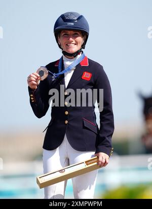 La Grande-Bretagne Laura Collett avec sa médaille de bronze à la suite ...