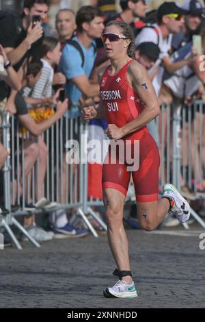 PARIS, FRANCE - JUILLET 31 : Julie Derronof Suisse célèbre le Triathlon ...