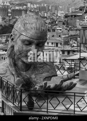 Une statue géante de Pachamama orne la Comuna 13, un Barrio à Medellin ...