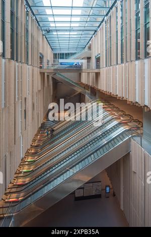 Paris, métro M14 Station St-Denis Pleyel, Architekt Kengo Kuma, 2024 ...