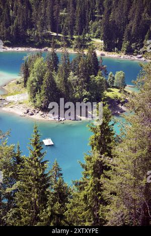Le lac alpin Caumasee de Flims, dans les Alpes suisses, est l'un des ...