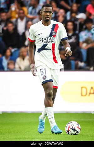 PARIS - (de gauche à droite) Willian Pacho du Paris Saint-Germain, Guus ...