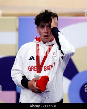 Archie Atkinson de Grande-Bretagne célèbre avec la médaille d'argent ...