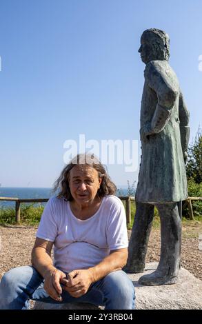 Bildhauer Thomas Jastram Der Bildhauer Thomas Jastram sitzt an seiner ...