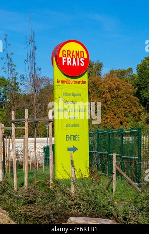 Enseigne et logo d'un magasin Grand frais. Grand frais est une chaîne ...