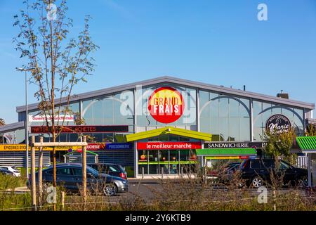 Enseigne et logo d'un magasin Grand frais. Grand frais est une chaîne ...