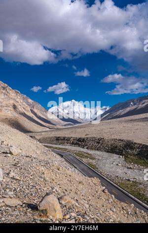 Le mont Everest et les pierres de Mani empilées près du côté nord du ...