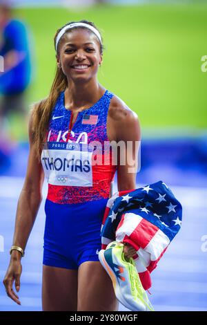 Gabrielle Thomas célèbre sa victoire avec le drapeau de son pays dans ...