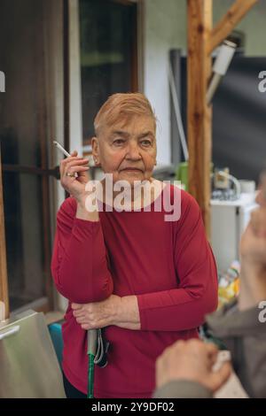 Vieille grand-mère de fumer la cigarette à la maison Photo Stock - Alamy