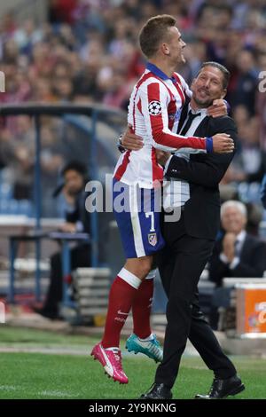 Diego Pablo Simeone célèbre un but avec son équipe lors du match de la ...