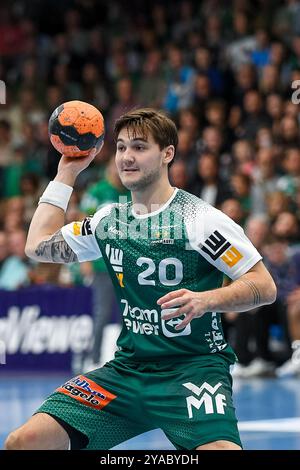 Ludvig Hallbaeck (Frisch Auf! Goeppingen, #20) beim Spring, wird von ...