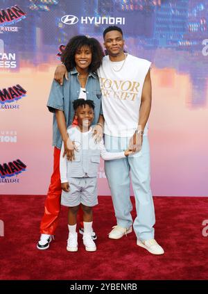 (G-D) Nina Earl, Noah Russell Westbrook, et Russell Westbrook arrivent ...