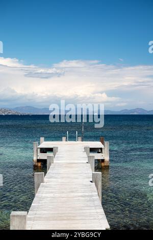 Ponton en bois de la plage de Paressouso, dans la baie des Canebiers, à ...