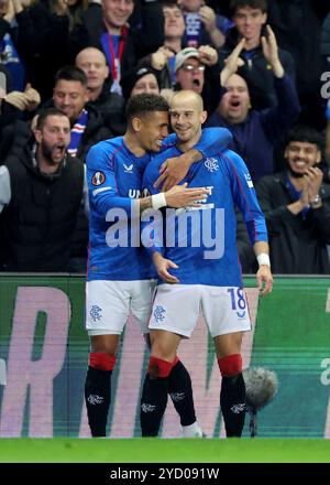 Vaclav Cerny des Rangers (à droite) célèbre avoir marqué son deuxième ...