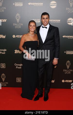 Rodrigo Hernandez Cascante et Laura Iglesias lors de la cérémonie du tapis rouge du ballon d'OR ...