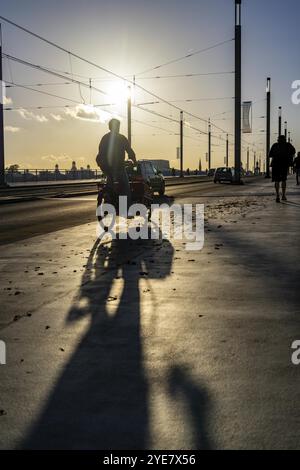 Le trafic sur le pont Kennedy, au milieu des 3 ponts rhénans à Bonn ...