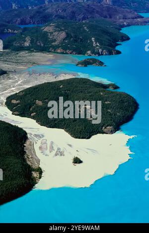 Île dans le lac Atlin, Atlin Provincial Park, Atlin, en Colombie ...