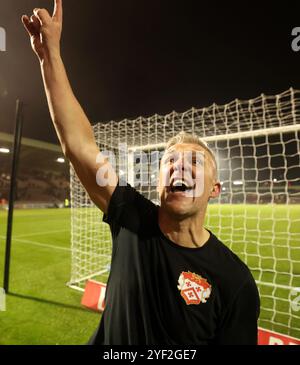 Le manager de Kettering Town, Richard Lavery, célèbre la victoire de ...