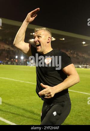 Le manager de Kettering Town, Richard Lavery, célèbre la victoire de ...