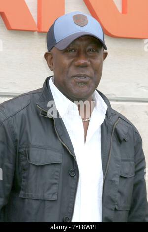 E. Roger Mitchell aux arrivées pour POGUELANDIA Netflix et Outer Banks ...