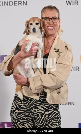 Tierärztin Doc POLLY, Tanja Pollmueller, mit ihrem Beagle Hund Heidi ...