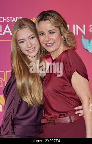 Carla Cramer mit Mutter Bettina Cramer - Premiere der Young Show Frida ...