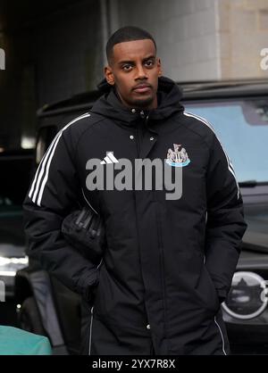 Alexander Isak #14 de Newcastle United traverse le ballon lors du match ...