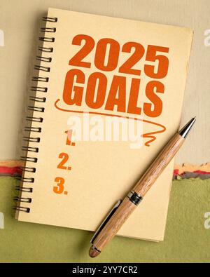 Liste des objectifs 2025 dans un cahier avec stylo et café, fixant les ...