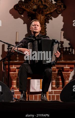 Akkordeonspieler Mario Batkovic während eines Konzerts in der Berliner ...