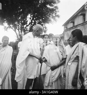Mahatma Gandhi avec la mère de Jamnalal Bajaj dans Wardha Shantikumar ...