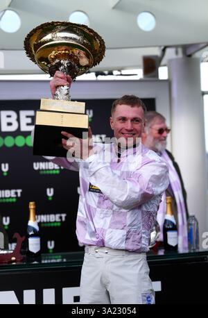 Le jockey Lorcan Williams célèbre avec le trophée après que Golden Ace ...